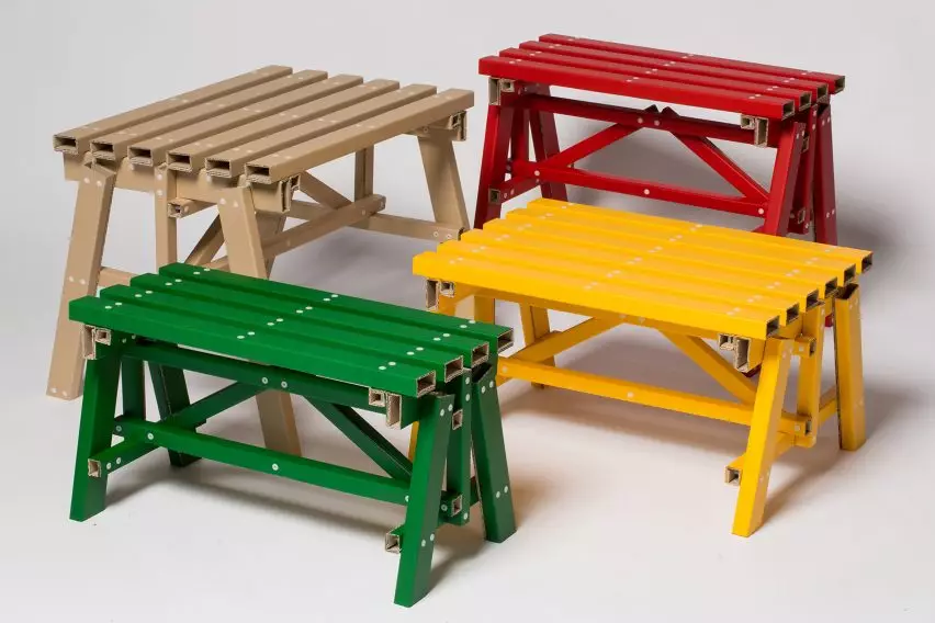 Странична маса от дървен материал от designstudio PESI на седмицата на дизайна в Милано