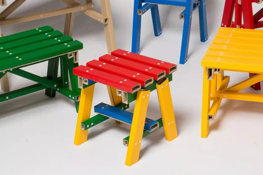 Dřevěný odkládací stolek od designstudio PESI na milánském design weeku