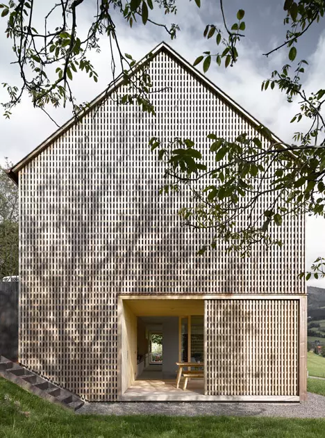 Haus-Fur-Julia-Und-Bjorn-by-Innauer-Matt-Architekten_dezeen_468_1