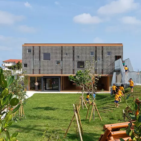 Jardín de infancia y guardería Hanazono en Okinawa por Hibino Sekkei y Youji no Shiro