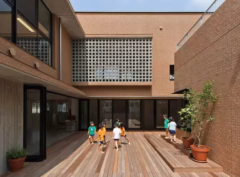 Jardín de infancia y guardería Hanazono en Okinawa por Hibino Sekkei y Youji no Shiro