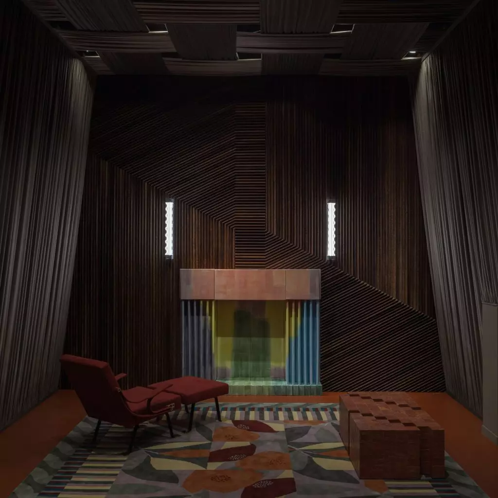 Luca Guadagnino vytvára interiéry obývacej izby pre milánsku show By The Fire