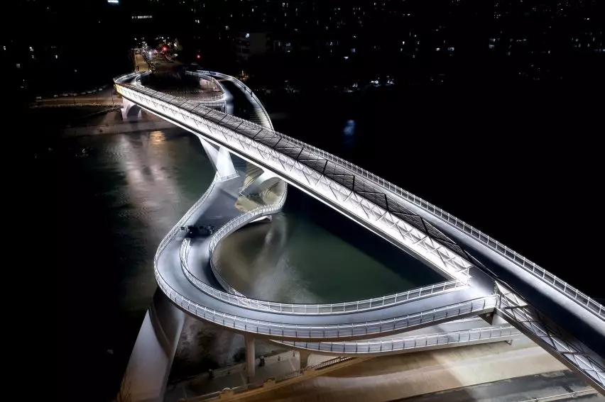 Мост Вучази в Чэнду, спроектированный архитекторами Томом Вюншманном, Ахимом Кауфером, Вей Цаем и Филиппом Бушмайером, а также китайскими проектными институтами SADI и JDTM.