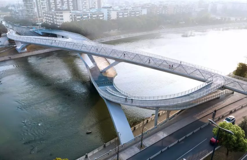 Мост Вучази в Чэнду, спроектированный архитекторами Томом Вюншманном, Ахимом Кауфером, Вей Цаем и Филиппом Бушмайером, а также китайскими проектными институтами SADI и JDTM.