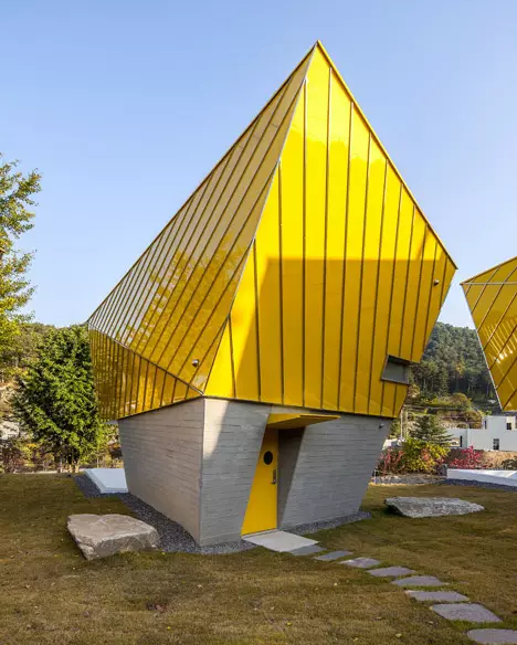 Casas de vacaciones asimétricas de Studio Koossino con paredes de color amarillo brillante