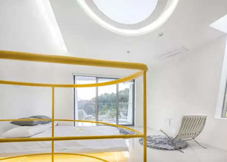 Casas de vacaciones asimétricas de Studio Koossino con paredes de color amarillo brillante