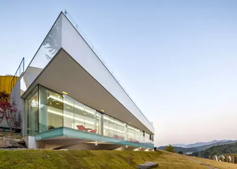 Casas de vacaciones asimétricas de Studio Koossino con paredes de color amarillo brillante