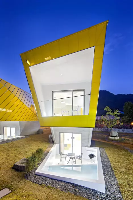 Casas de vacaciones asimétricas de Studio Koossino con paredes de color amarillo brillante