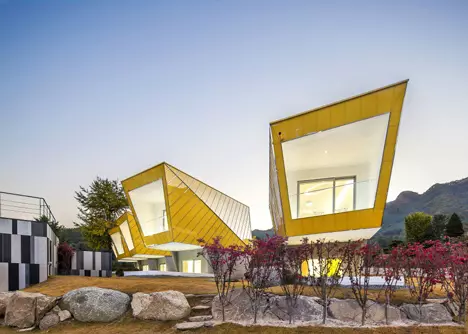 Casas de vacaciones asimétricas de Studio Koossino con paredes de color amarillo brillante