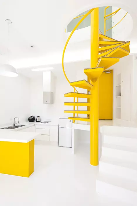 Casas de vacaciones asimétricas de Studio Koossino con paredes de color amarillo brillante