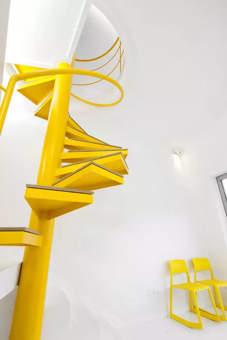 Casas de vacaciones asimétricas de Studio Koossino con paredes de color amarillo brillante