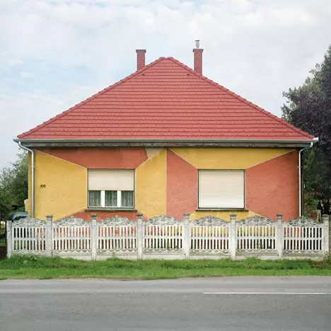 Kubus Hongaria – Rumah Tak Terlihat oleh Katharina Roters