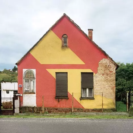 Kubus Hongaria – Rumah Tak Terlihat oleh Katharina Roters