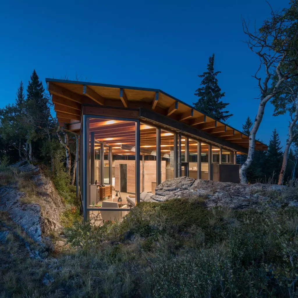 Cutler Anderson Architects abriga casa canadense entre afloramentos rochosos