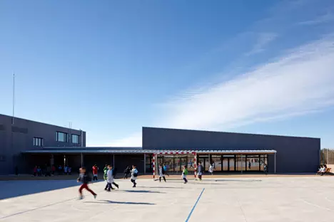 2260mm Architects 在 Vila-seca 的學校