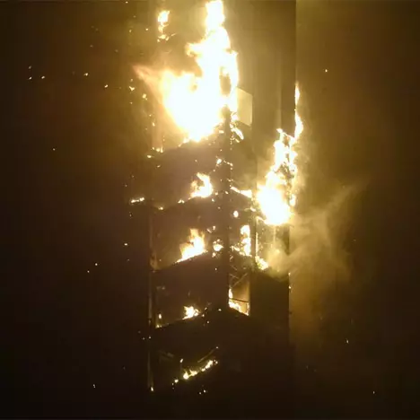 Incêndio devasta o arranha-céu Torch de 336 metros de Dubai