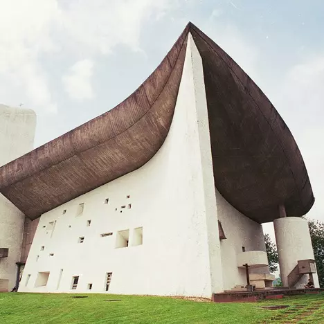 Fondaĵo Le Corbusier alvokas krizajn sekurecajn mezurojn post kiam vandaloj maldungas Ronchamp