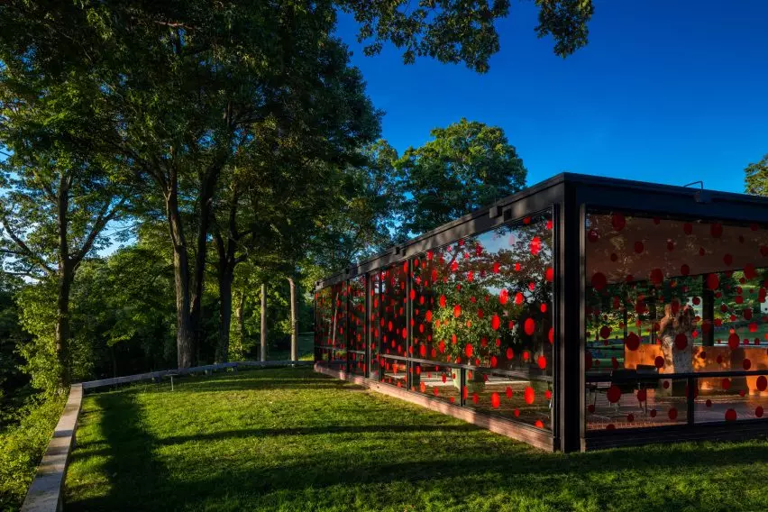 Yayoi Kusama plaster røde prikker over Philip Johnsons glasshus