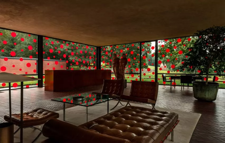 Yayoi Kusama krohvib punaseid täppe üle Philip Johnsoni klaasmaja