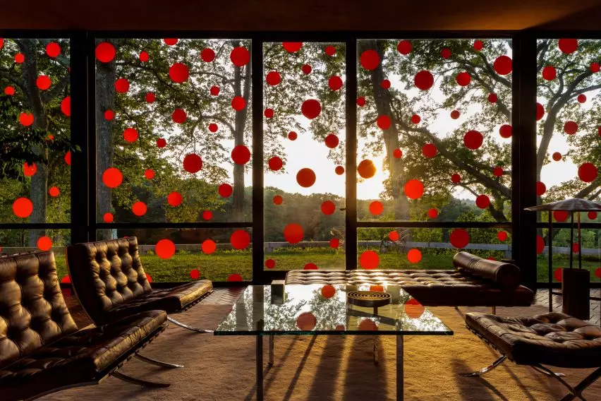 Yayoi Kusama plastert rout Punkten iwwer dem Philip Johnson säi Glashaus