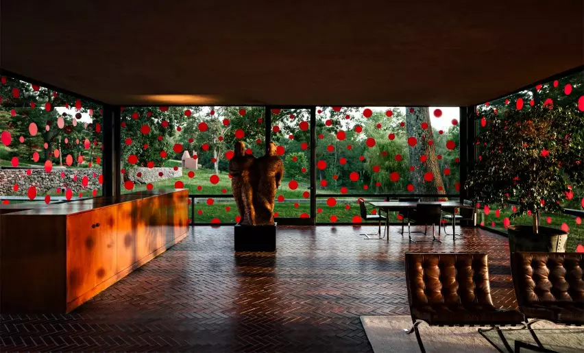 Yayoi Kusama place des points rouges sur la Glass House de Philip Johnson