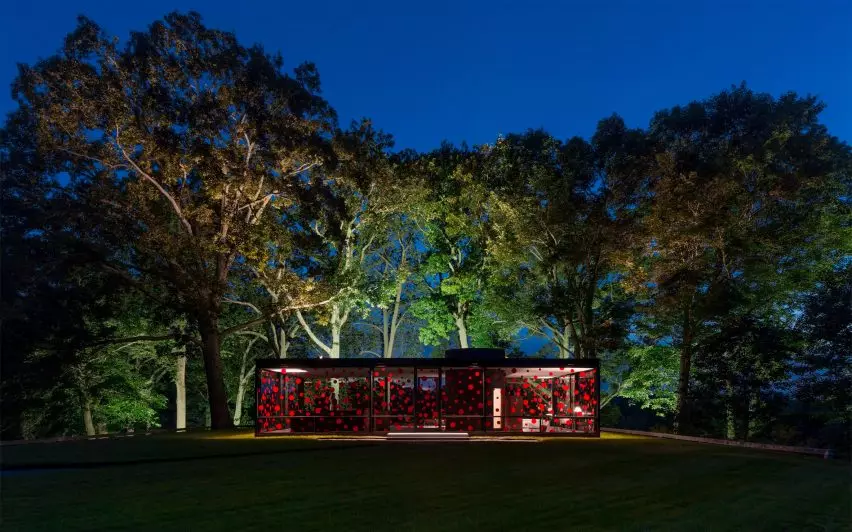 Јајои Кусама лепи црвене тачке преко Стаклене куће Филипа Џонсона