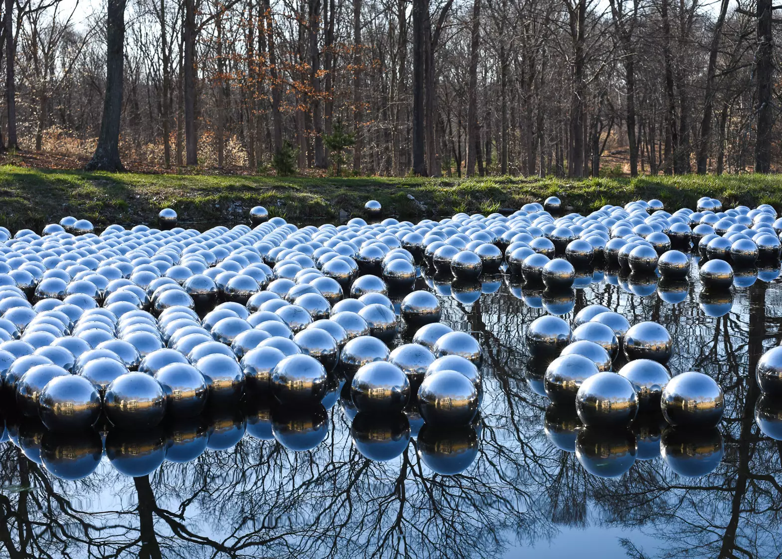 Instalasi Taman Narcissus Yayoi Kusama di perkebunan Rumah Kaca Philip Johnson di Connecticut