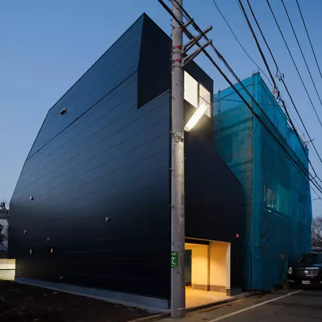 La casa negra en Osaka de Coo Planning presenta un interior básico de madera contrachapada 79306_3