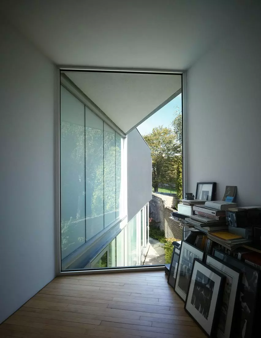 Folding House od A2 Architects se zalomí a složí podél úzkého místa