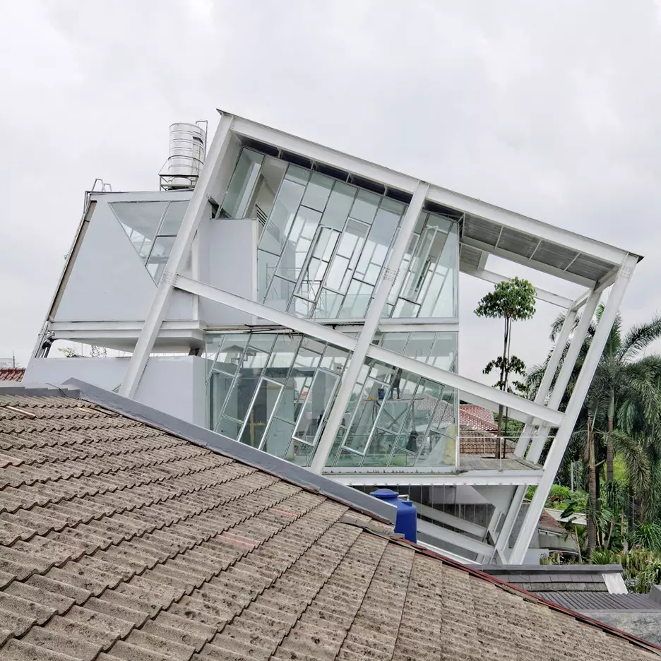 Rumah Miring από την Budi Pradono Architects