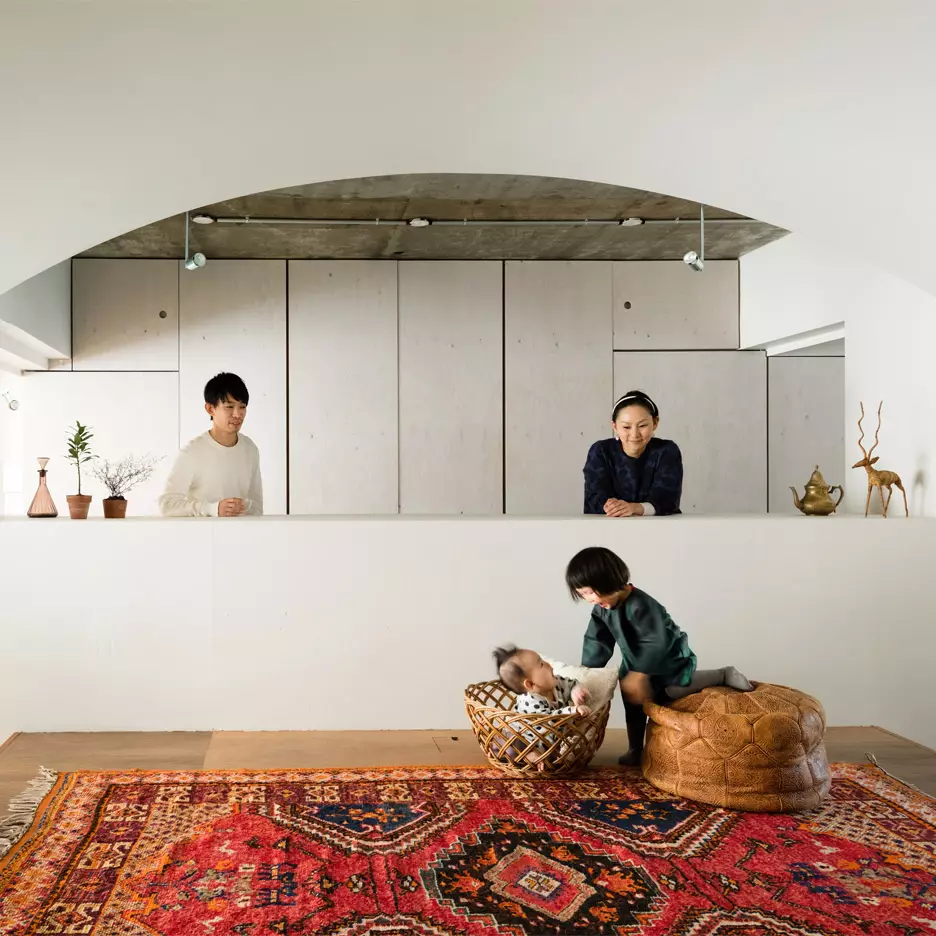 Team Living House autorstwa Masatoshi Hirai Architects Atelier, remont wnętrza mieszkania w Tokio, Japonia