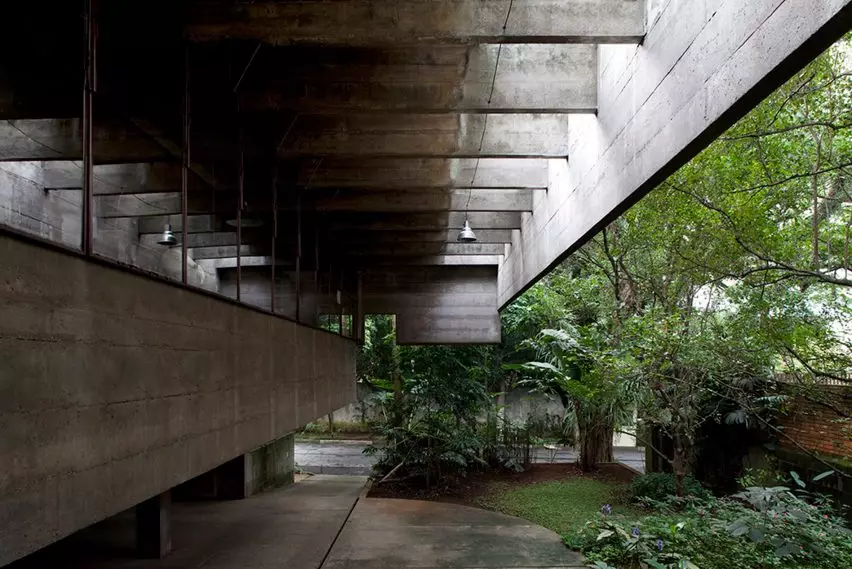 Brutalismo ludis ŝlosilan rolon en la laboro de la arkitekto