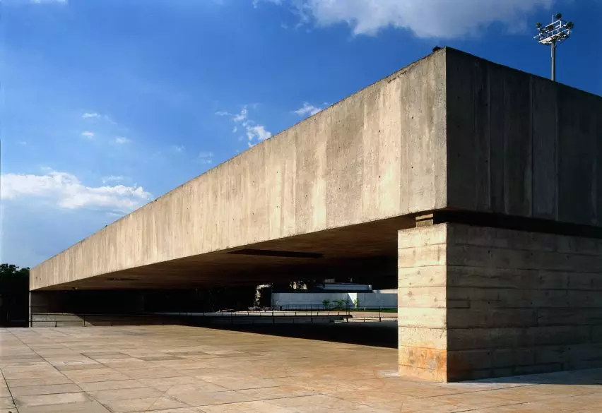 De brasilianesche Skulpturmuseum vum Paulo Mendes da Rocha ass aus Betonplacke geformt