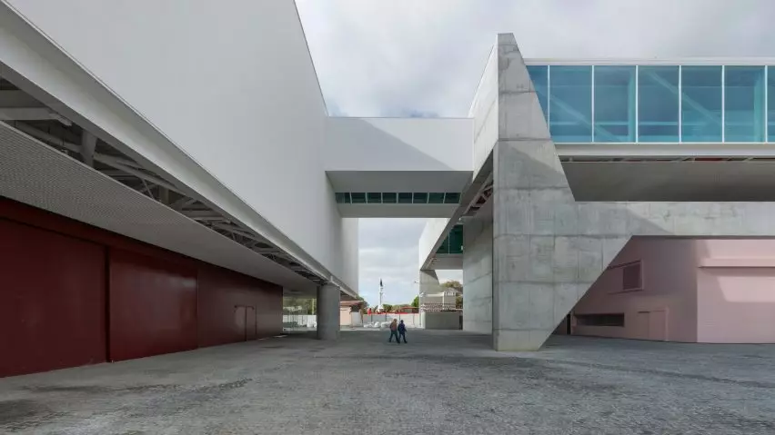 Nogle projekter af Paulo Mendes da Rocha blev designet uden for Brasilien