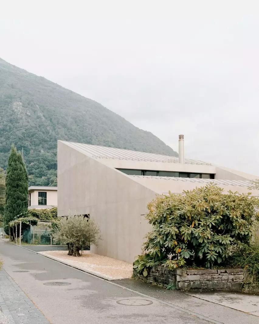 Pogled na hišo Pyramid v Švici s strani DF_DC z ulice