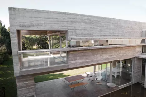 Casa Torcuato oleh Estudio Besonias Almeida