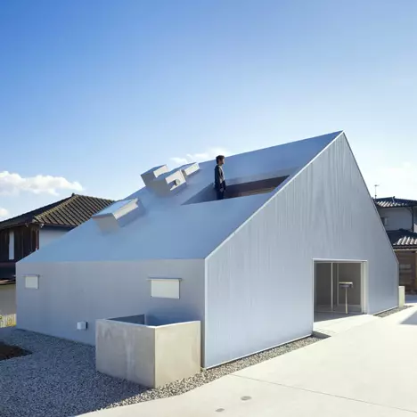 Cloudy House oleh Takao Shiotsuka