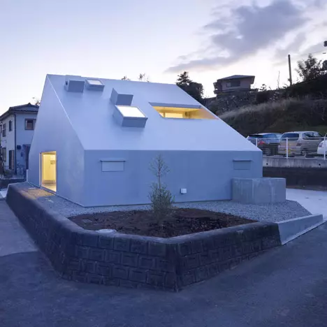 Cloudy House oleh Takao Shiotsuka