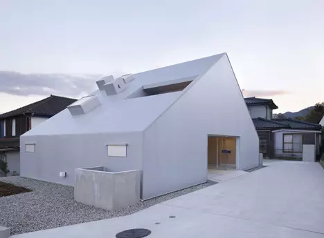 Cloudy House oleh Takao Shiotsuka