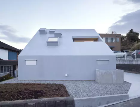 Cloudy House oleh Takao Shiotsuka