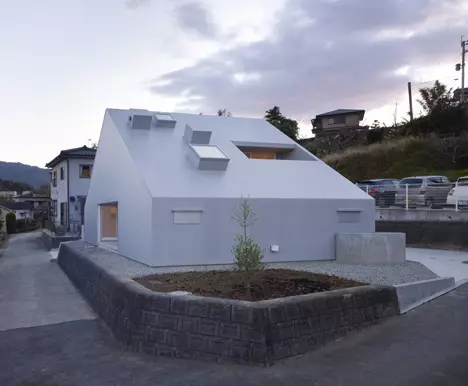 Cloudy House oleh Takao Shiotsuka