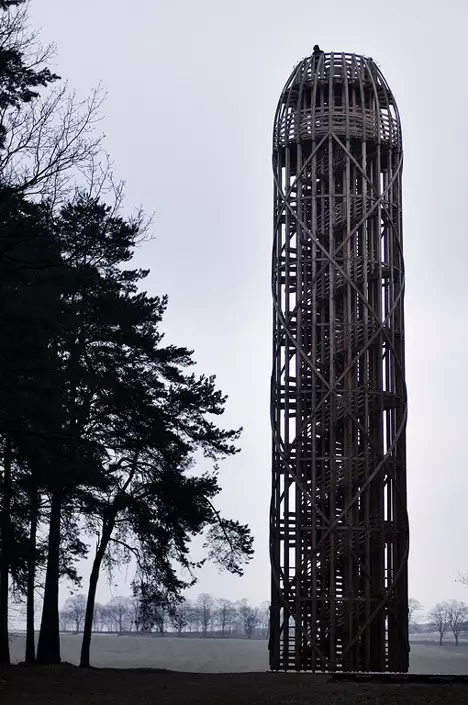 Πύργος παρατήρησης ξυλείας σε σχήμα αγγουριού από τον Mjölk Architekti
