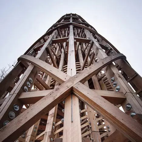 Observasjonstårn i tømmer formet som en agurk av Mjölk Architekti