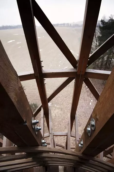 Holz-Aussichtsturm in Form einer Gurke von Mjölk Architekti