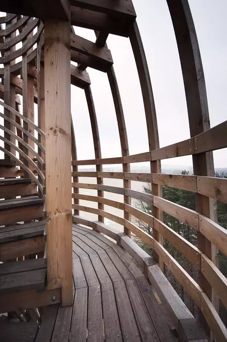 MjölkArchitektiによるキュウリのような形をした木材展望塔