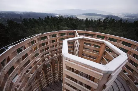 Observasjonstårn i tømmer formet som en agurk av Mjölk Architekti