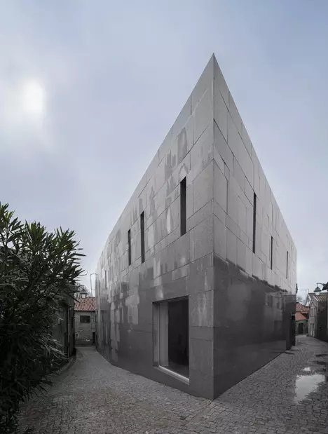 Centro culturale ebraico con un angolo acuto di Goncalo Byrne Arquitectos