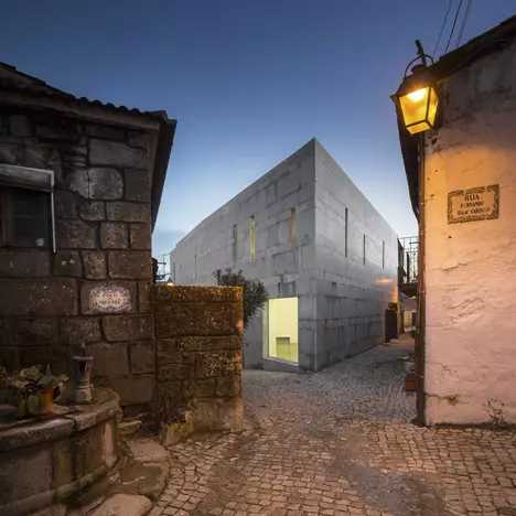 Centro cultural xudeu cunha esquina en ángulo agudo de Goncalo Byrne Arquitectos