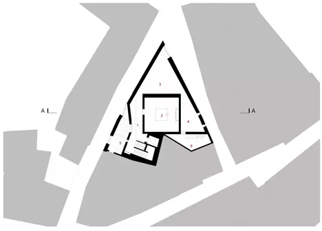 Lantai dhasar saka pusat budaya Yahudi kanthi pojok kanthi sudut akut dening Goncalo Byrne Arquitectos