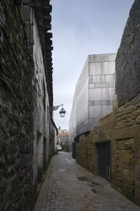 Centro cultural xudeu cunha esquina en ángulo agudo de Goncalo Byrne Arquitectos